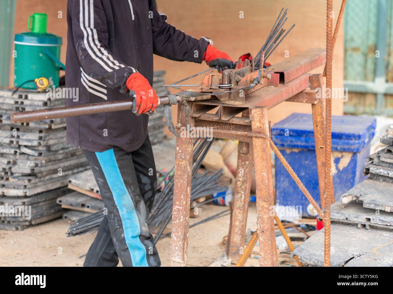 Machine tool operates metal rod hi-res stock photography and images - Alamy