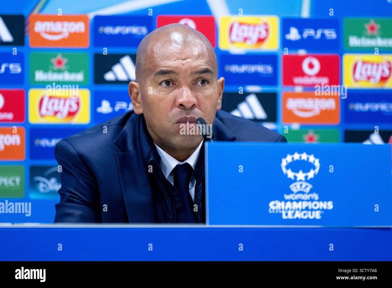 Paulo Cesar (Paris Saint Germain, Trainer), GER, VfL Wolfsburg (WOB) vs ...