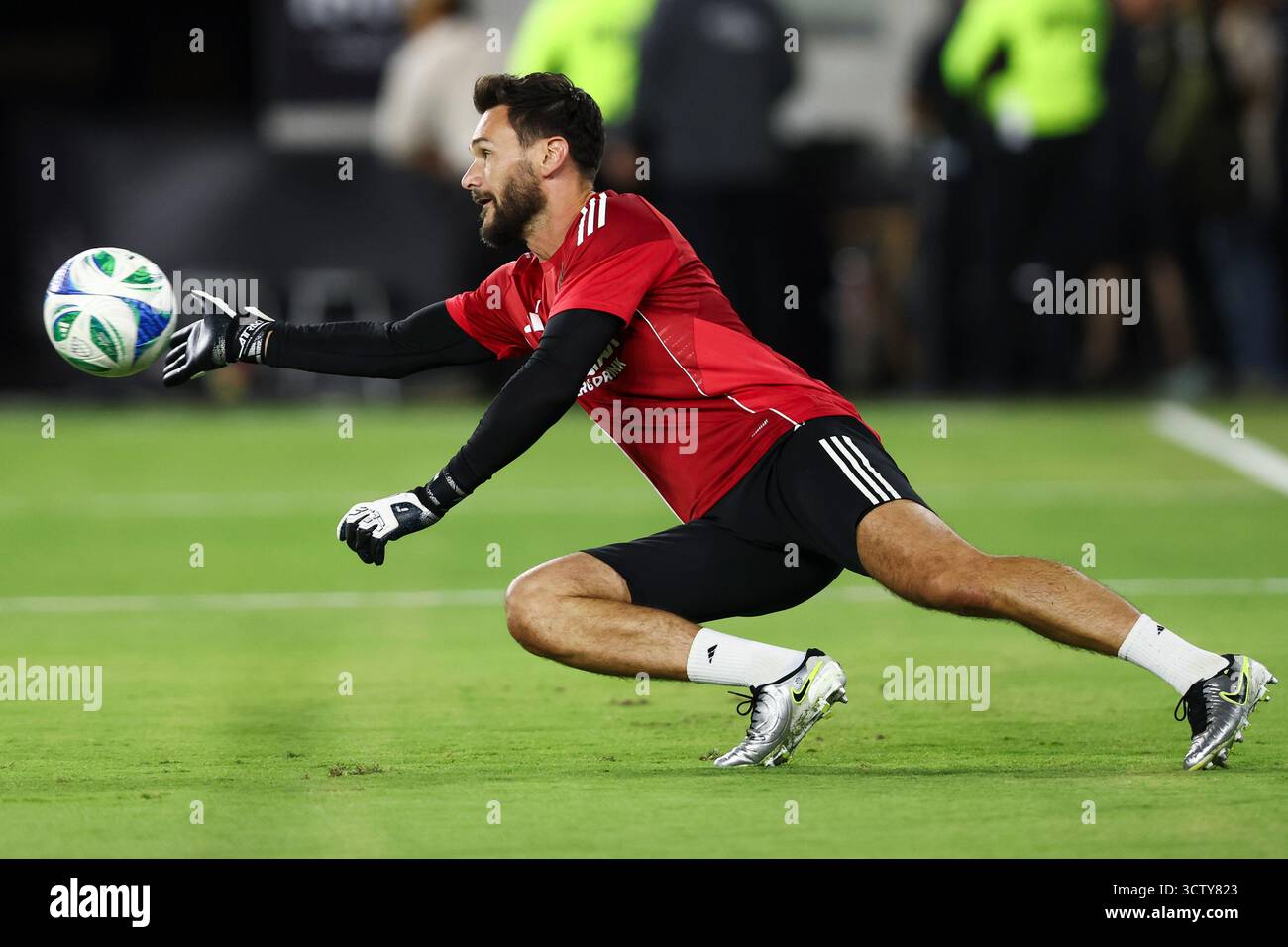 Los Angeles FC goalkeeper Hugo Lloris warms up before an MLS soccer ...