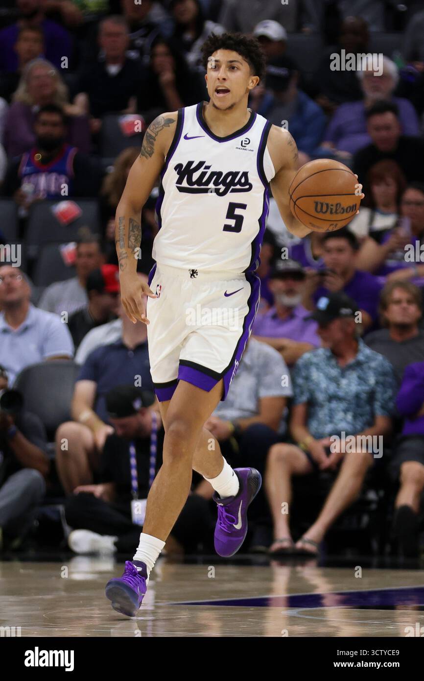 Sacramento Kings guard Nique Clifford dribbles the ball up court ...