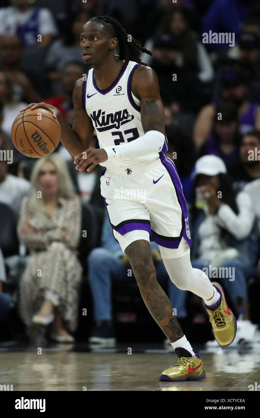Sacramento Kings guard Keon Ellis dribbles the ball up court during the ...