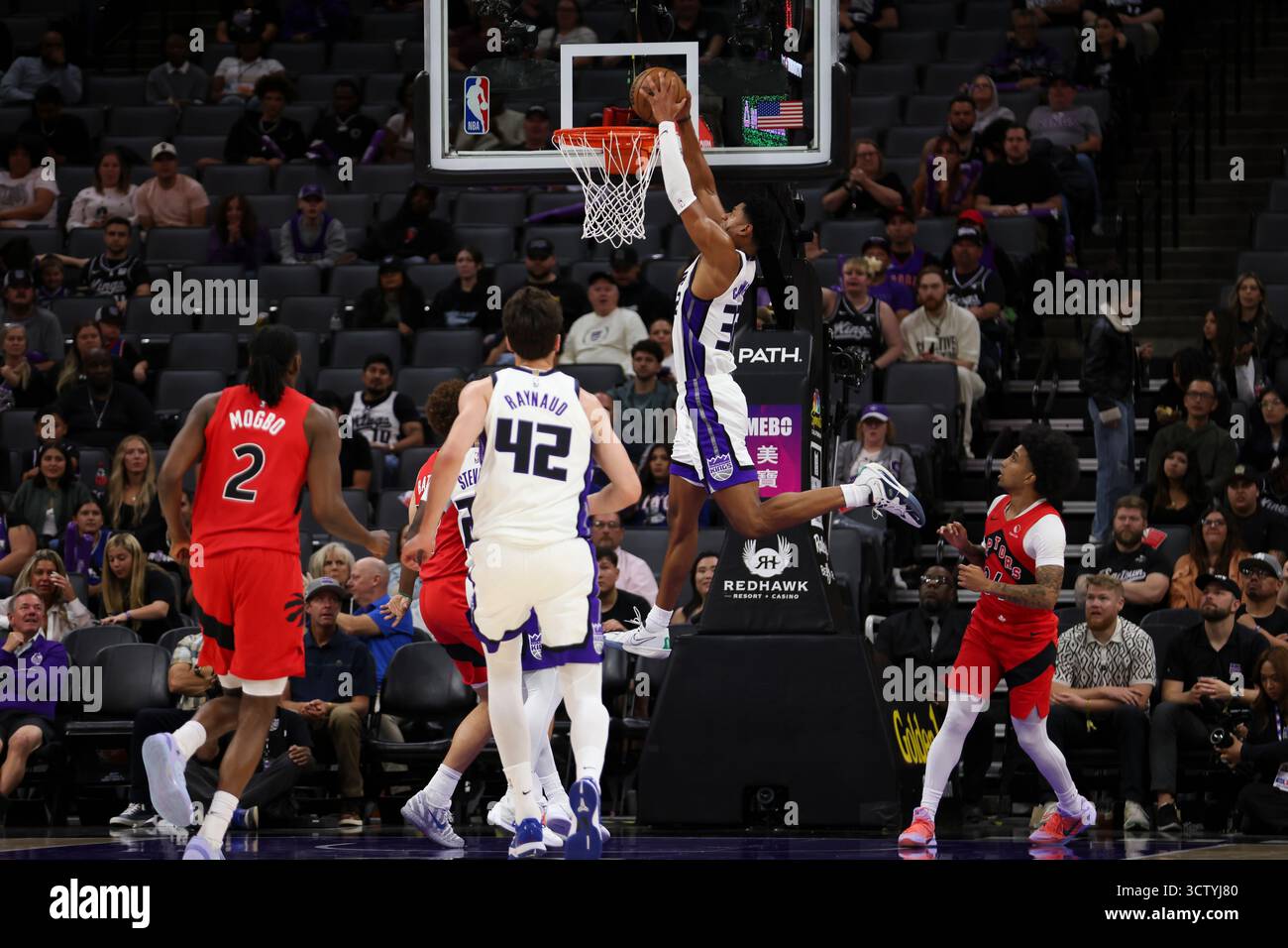 Sacramento Kings center Dylan Cardwell (32) dunks the ball against the ...