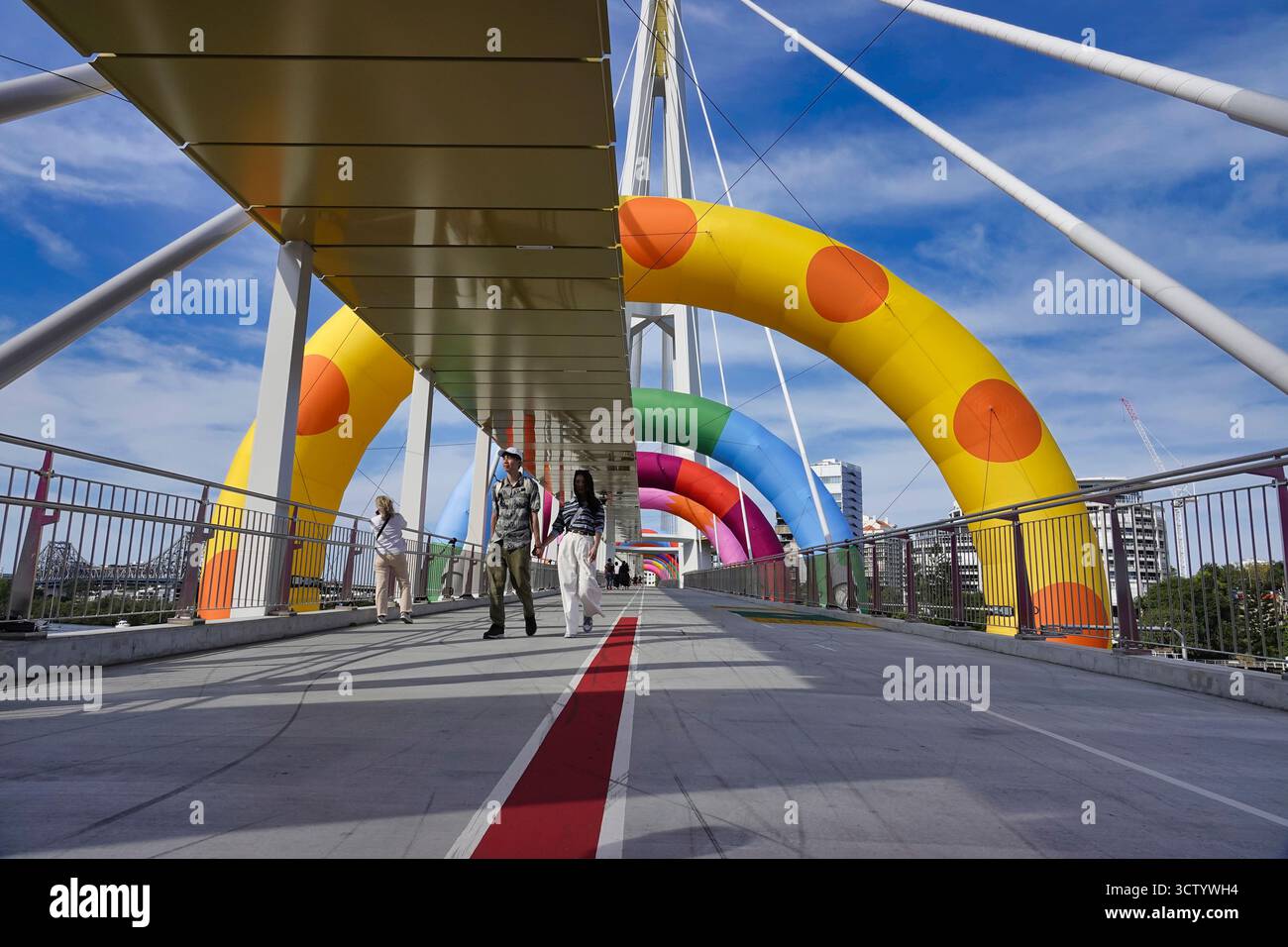 Brisbane, Queensland, Australia. 27th September, 2025 The colourful Kangaroo Point bridge in the ...