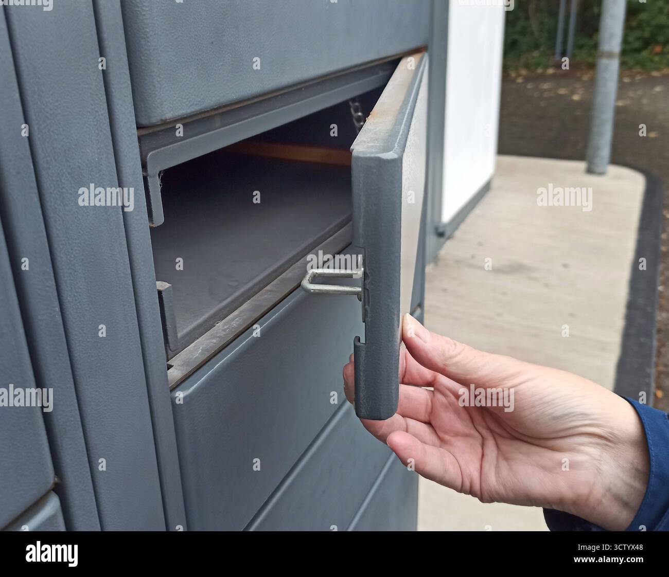 Amazon Sendung wird aus einem Amazon Locker geholt. Amazon Locker ...