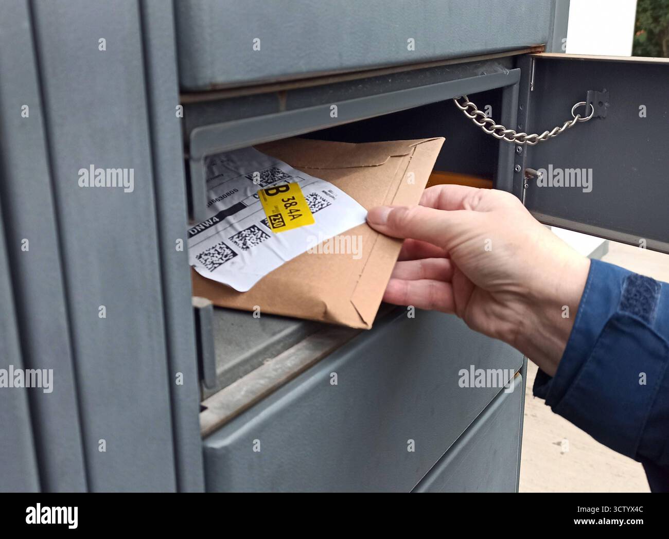 Amazon Sendung wird aus einem Amazon Locker geholt. Amazon Locker ...