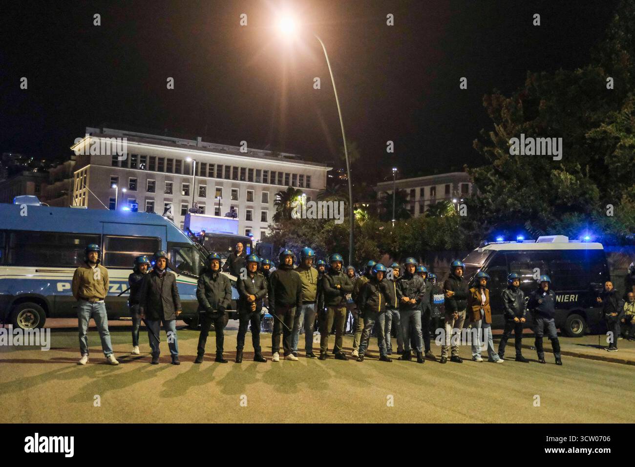 Pro-Palestine march in Naples reaches the U.S. Consulate Naples ...