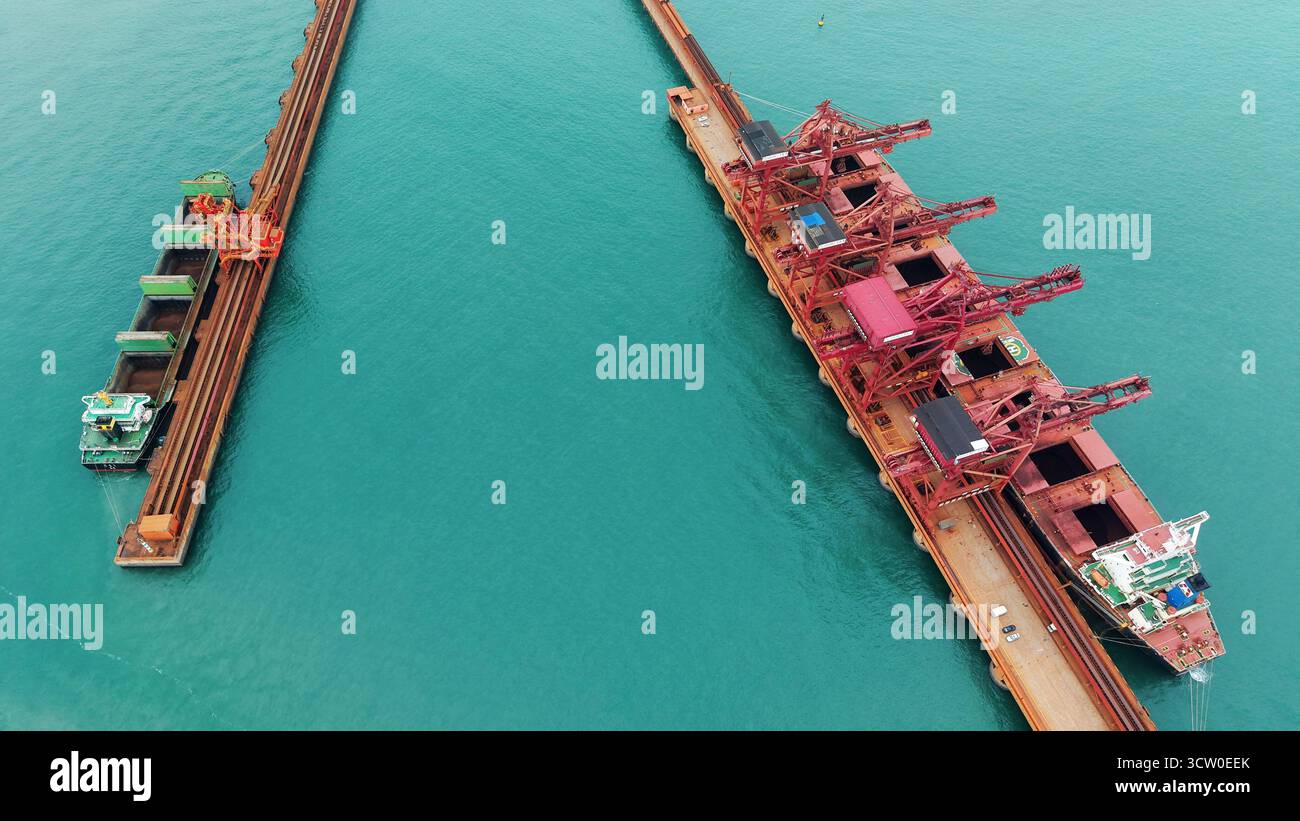 QINGDAO, CHINA - OCTOBER 9, 2025 - A cargo ship unloads imported iron ...