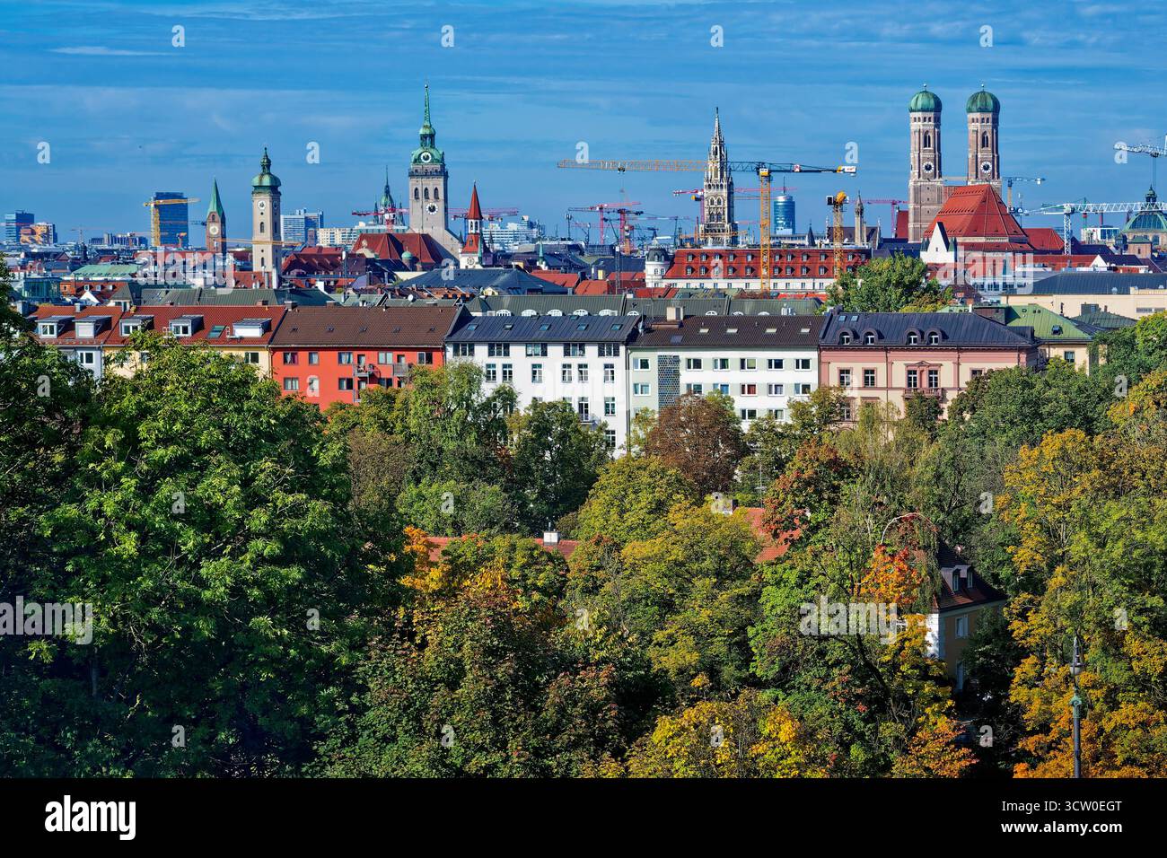 Stadt und Natur. Blick auf München im Herbst. München Bayern ...