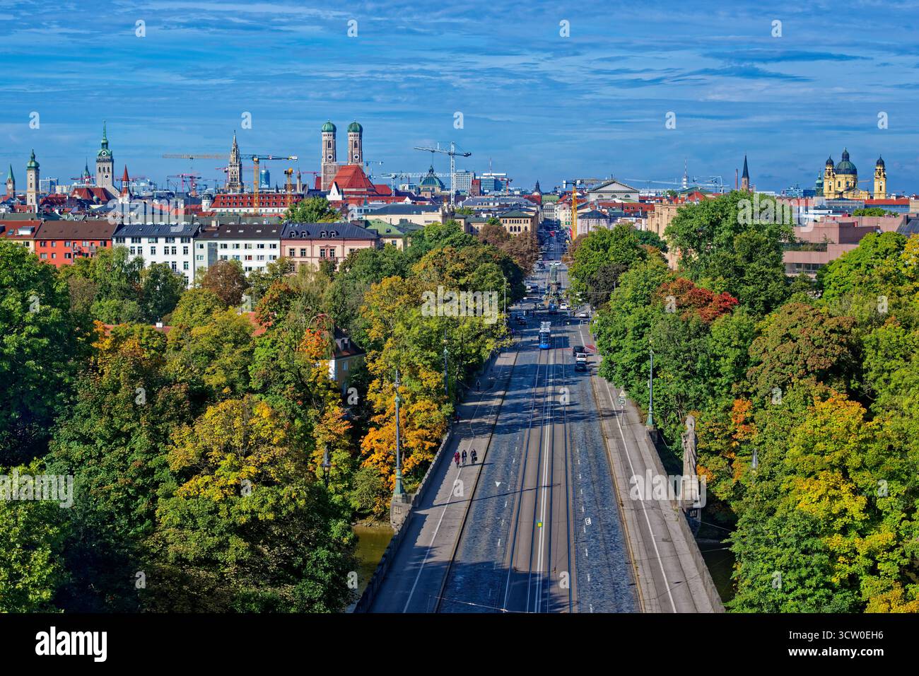 Stadt und Natur. Blick auf München im Herbst. München Bayern ...