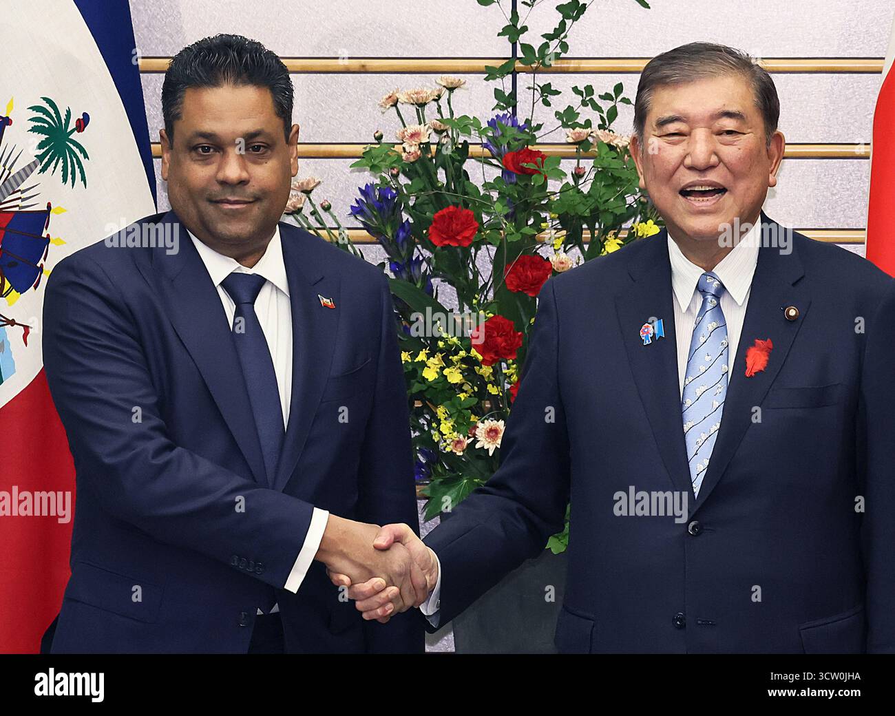 Japanese Prime Minister Shigeru Ishiba (R) shakes hands with Anthony ...