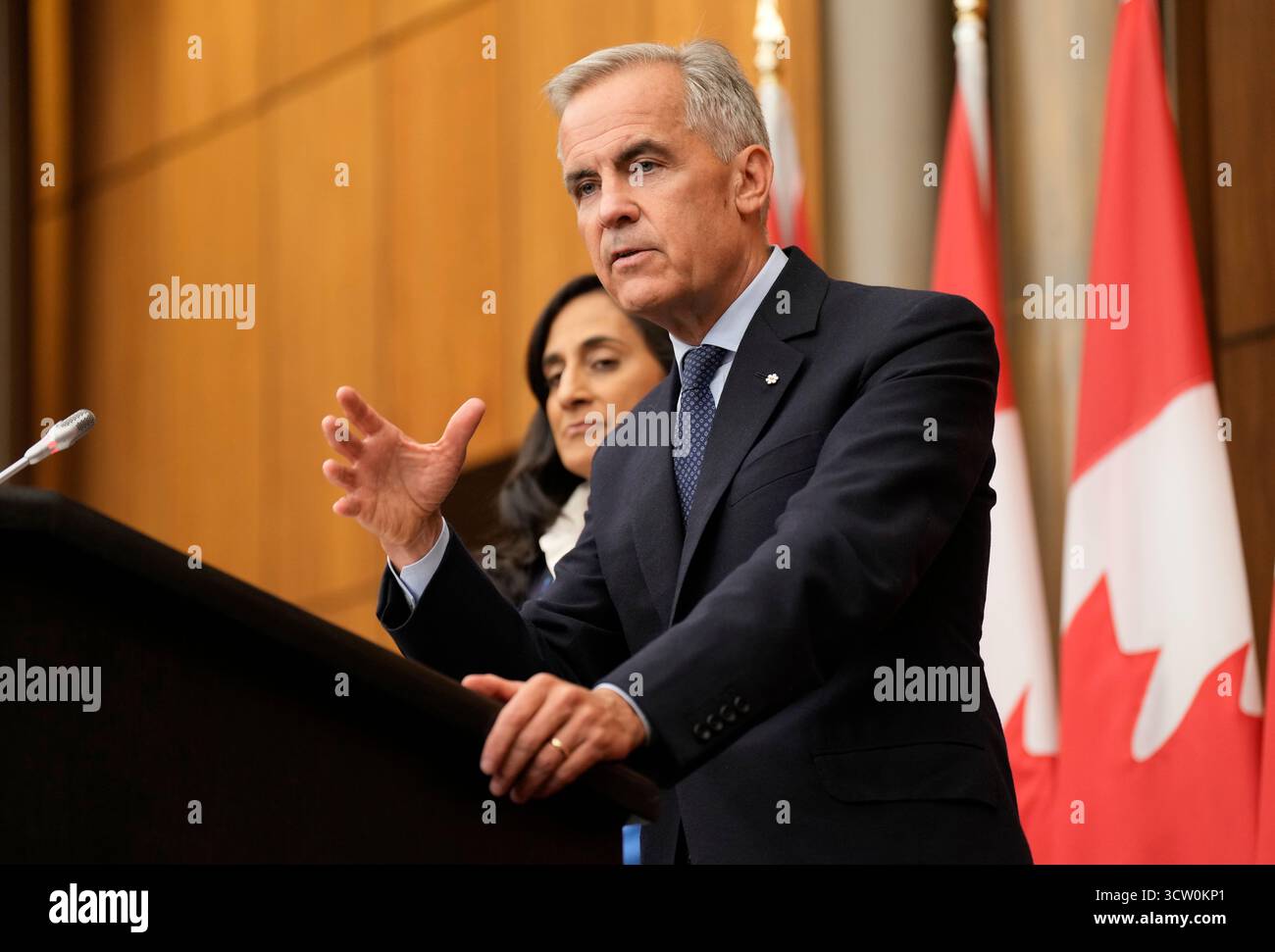 Le premier ministre Mark Carney et la ministre des Affaires étrangères ...