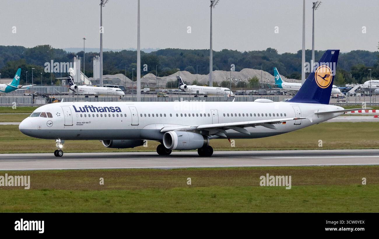 Ein Airbus A321-100 der Fluglinie, Airline, Fluggesellschaft Lufthansa ...