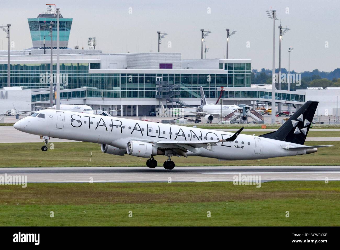 Eine Embraer ERJ-195 der Fluglinie, Airline, Fluggesellschaft Air ...