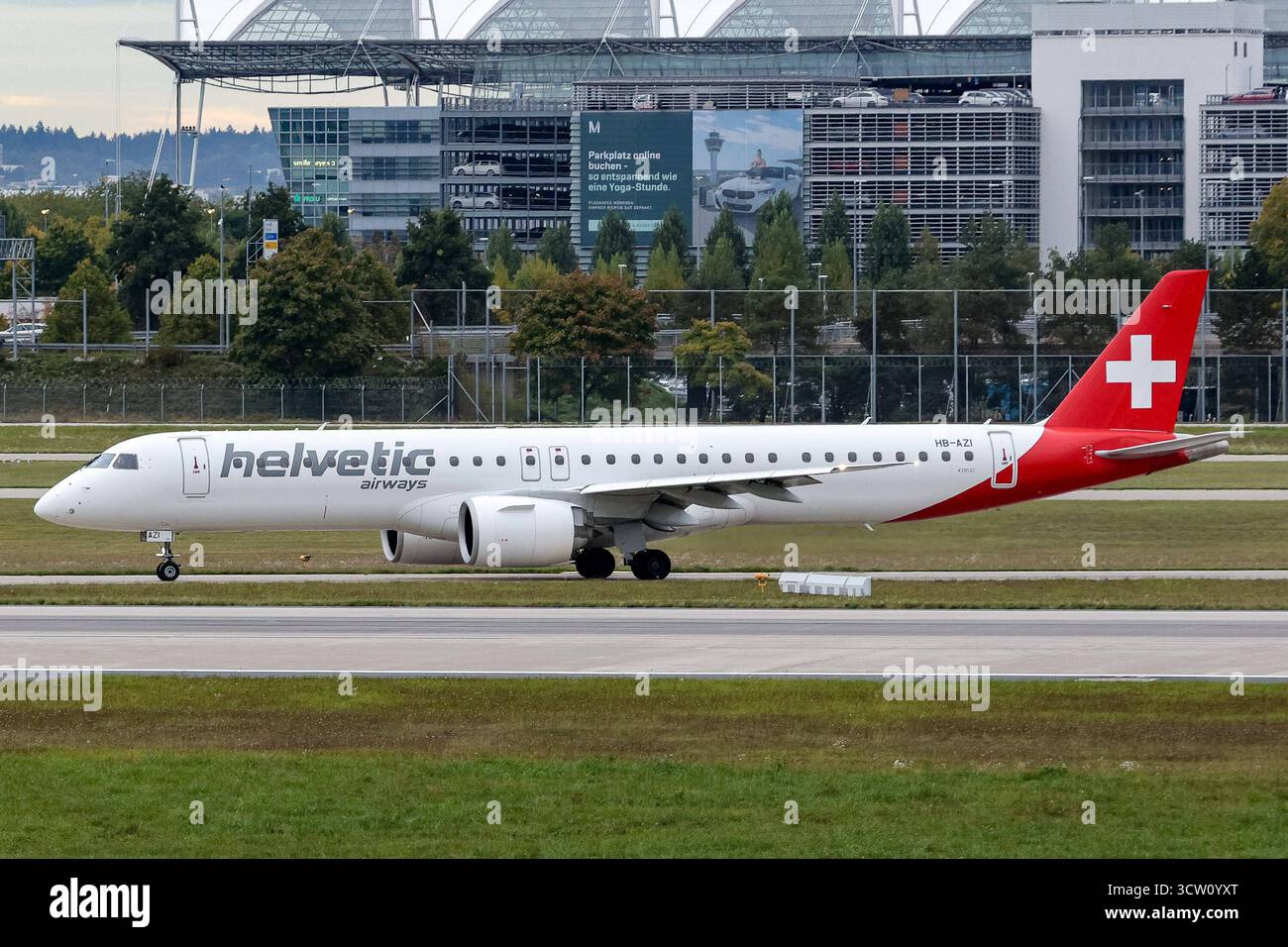 Eine Embraer E195-E2 der Fluglinie, Airline, Fluggesellschaft Helvetic ...