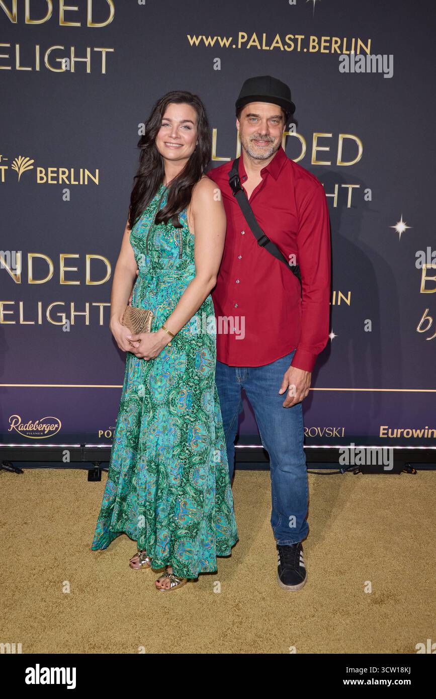 Kati Bork und Rahael Vogt - Weltpremiere der Show BLINDED by DELIGHT im ...