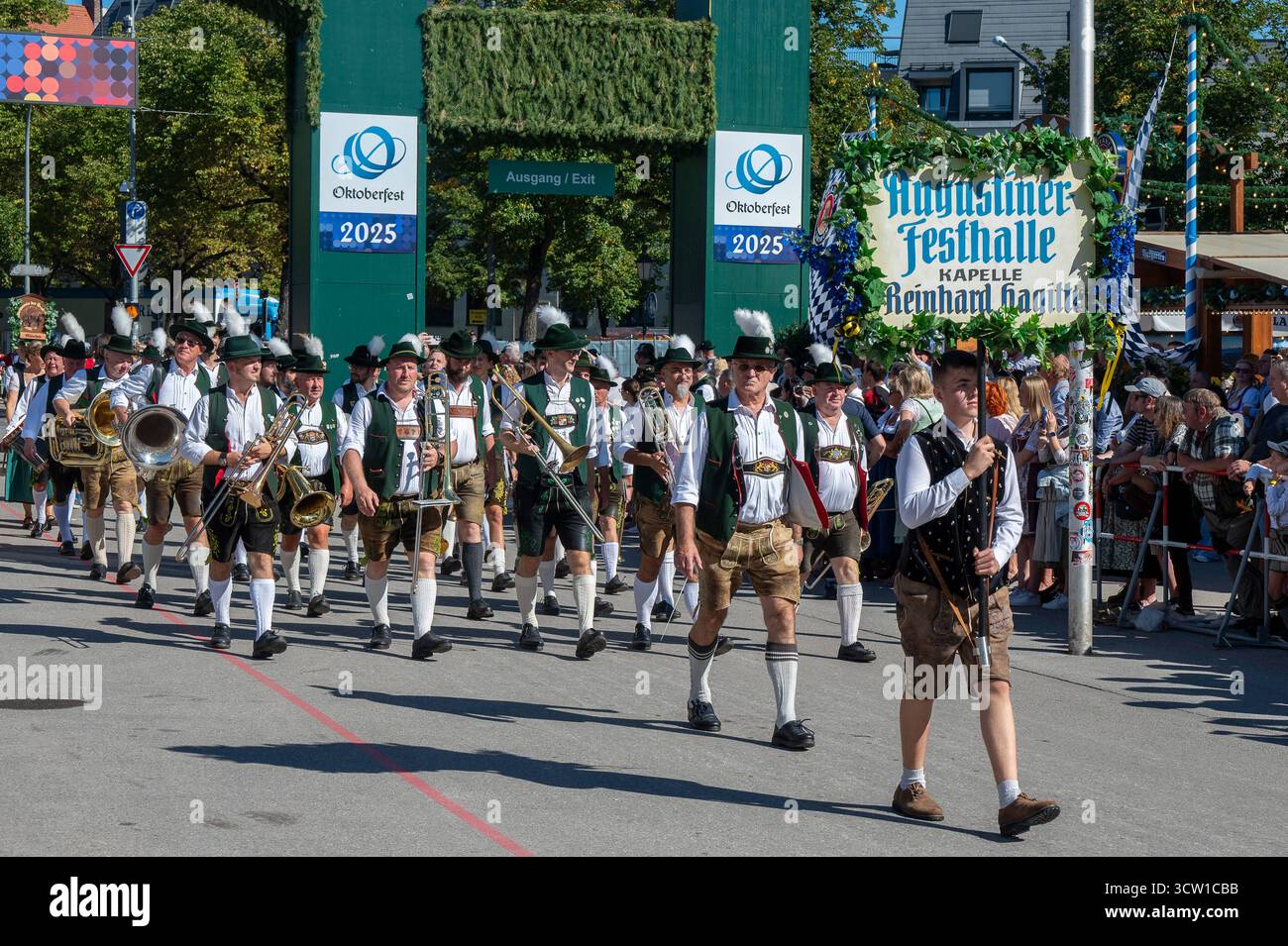 Muenchen, 190. Muenchner Oktoberfest, Wiesn Einzug, Musikkapelle ...
