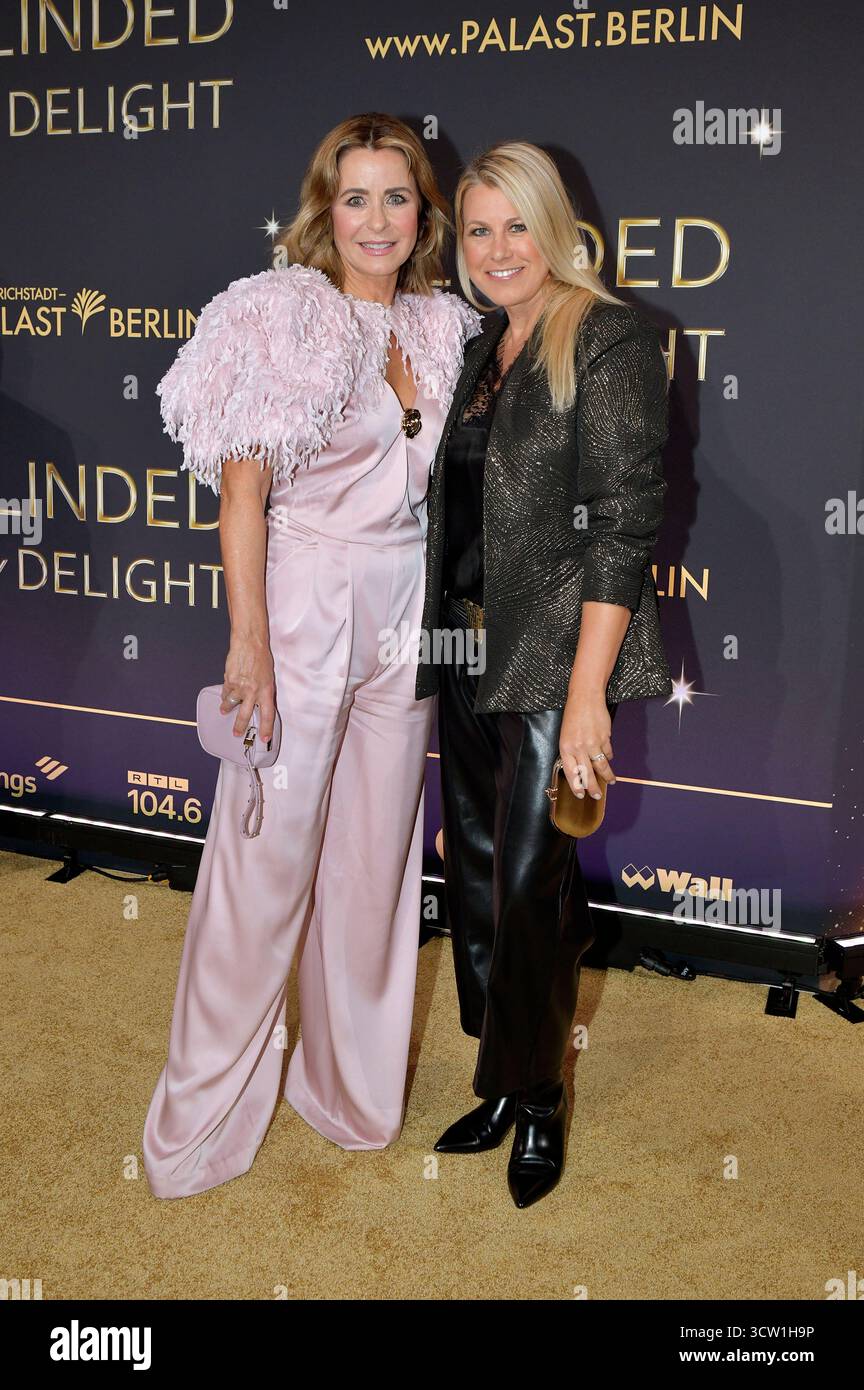 Bettina Cramer und Nadine Krüger bei der Weltpremiere der 'Blinded by ...