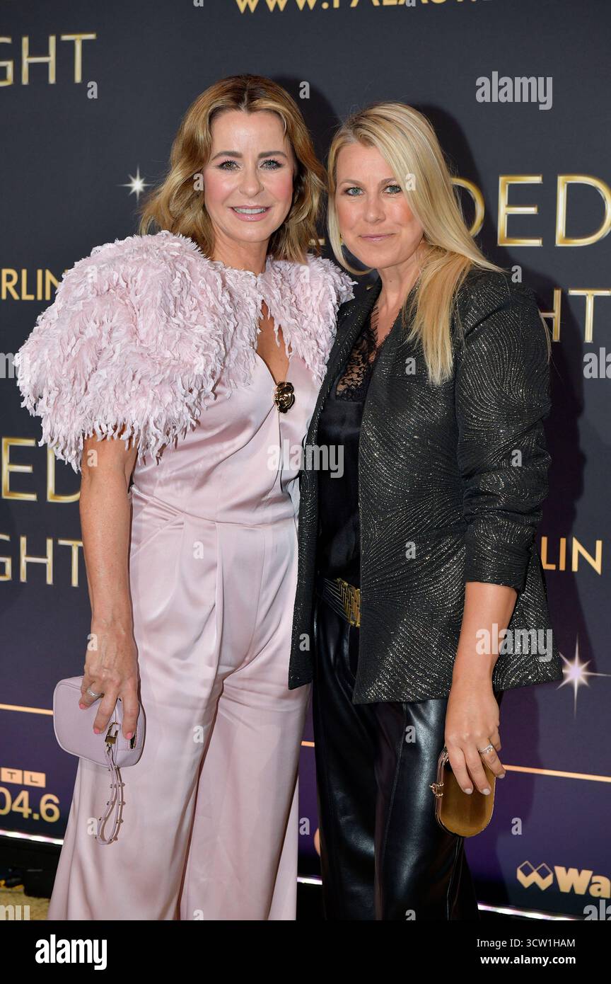 Bettina Cramer und Nadine Krüger bei der Weltpremiere der 'Blinded by ...