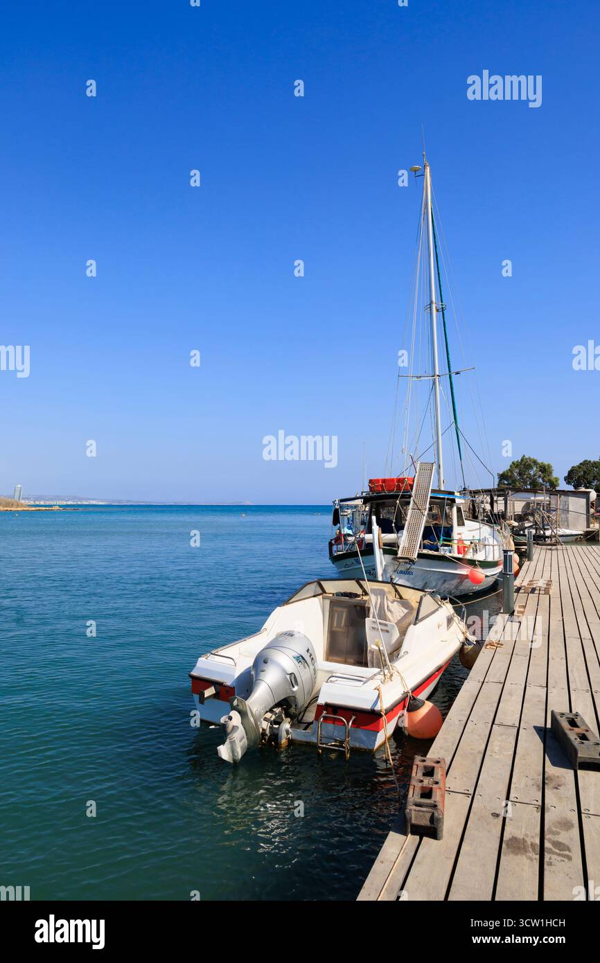 Speedboat outboard honda motor hi-res stock photography and images - Alamy