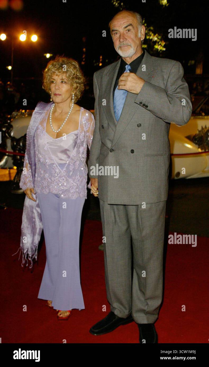 Sean Connery with wife Micheline at the premiere of The League of ...