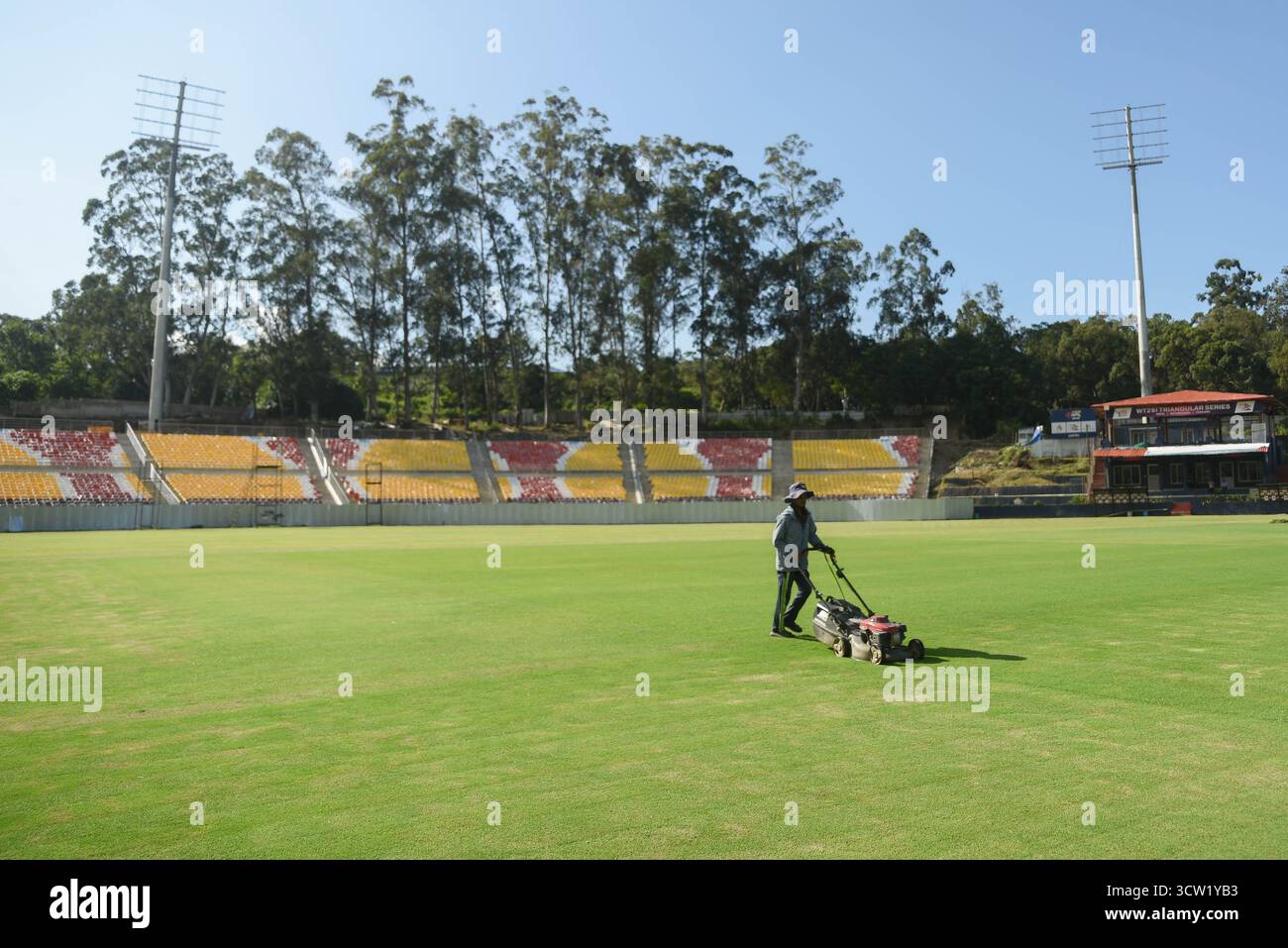Kirtipur, Nepal. 9 October 2025. The ongoing construction at Tribhuvan ...