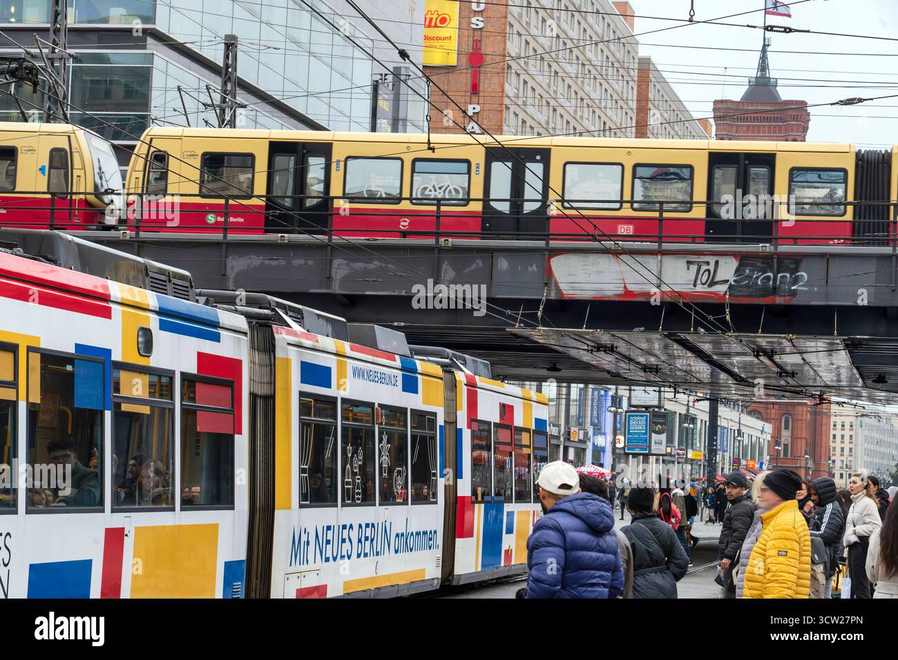S-Bahn und Tram am Alexanderplatz, Berlin, Oktober 2025 Deutschland ...