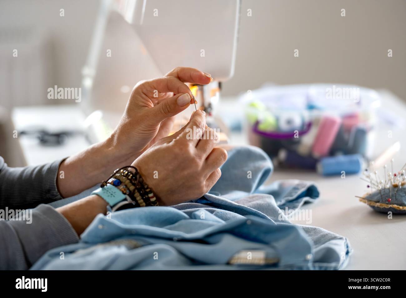 Art threading hi-res stock photography and images - Alamy