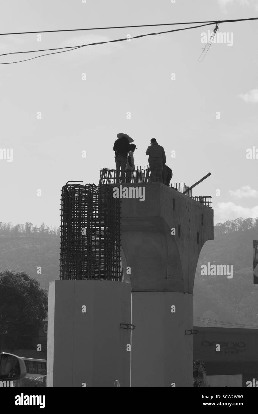 Construction site and workers in Mexico Stock Photo - Alamy