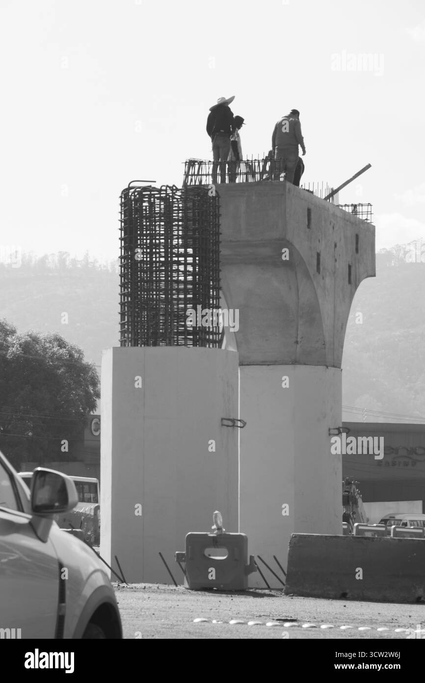 Construction site and workers in Mexico Stock Photo - Alamy