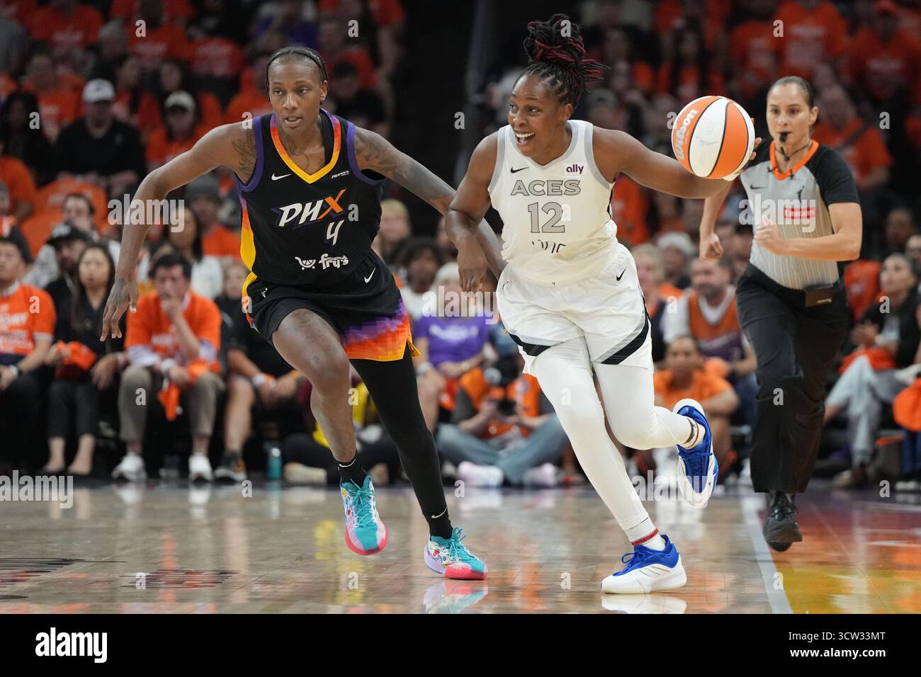 Las Vegas Aces guard Chelsea Gray (12) drives past Phoenix Mercury ...
