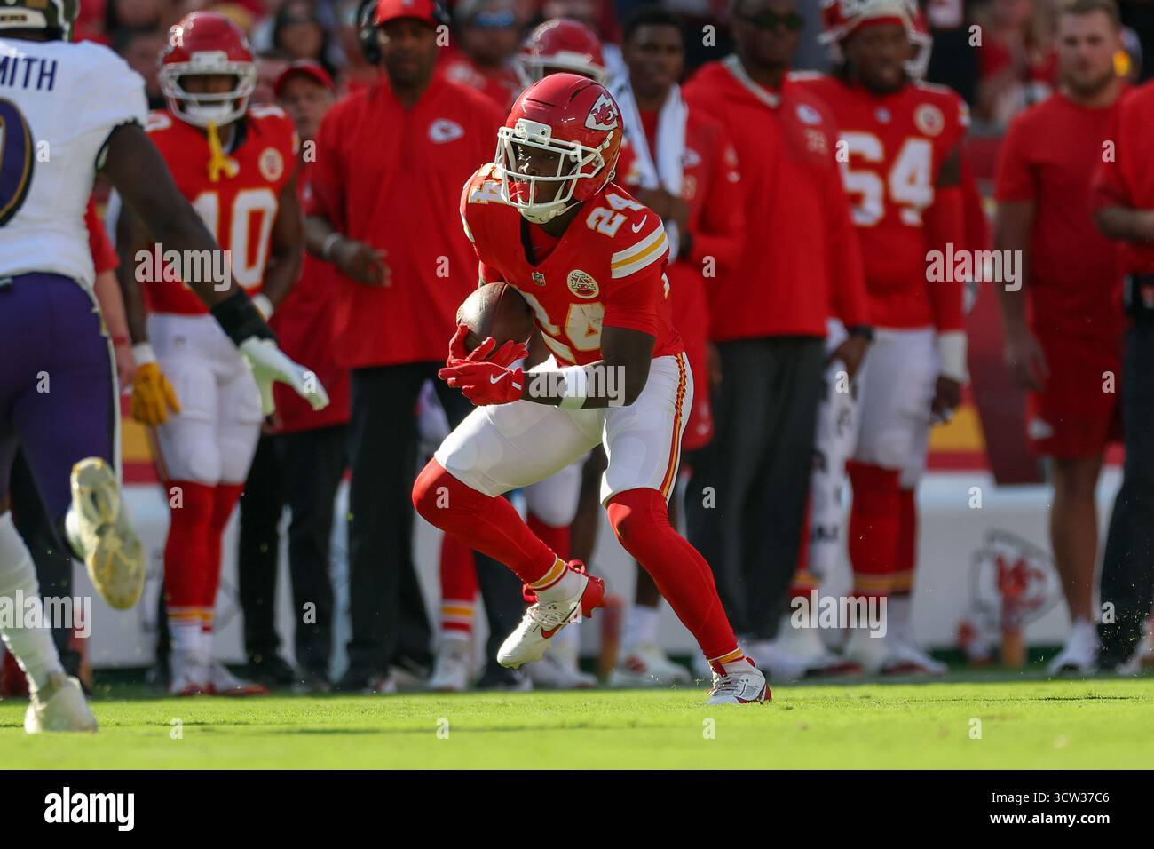 Kansas City, MO, USA. 28th Sep, 2025. Kansas City Chiefs running back ...