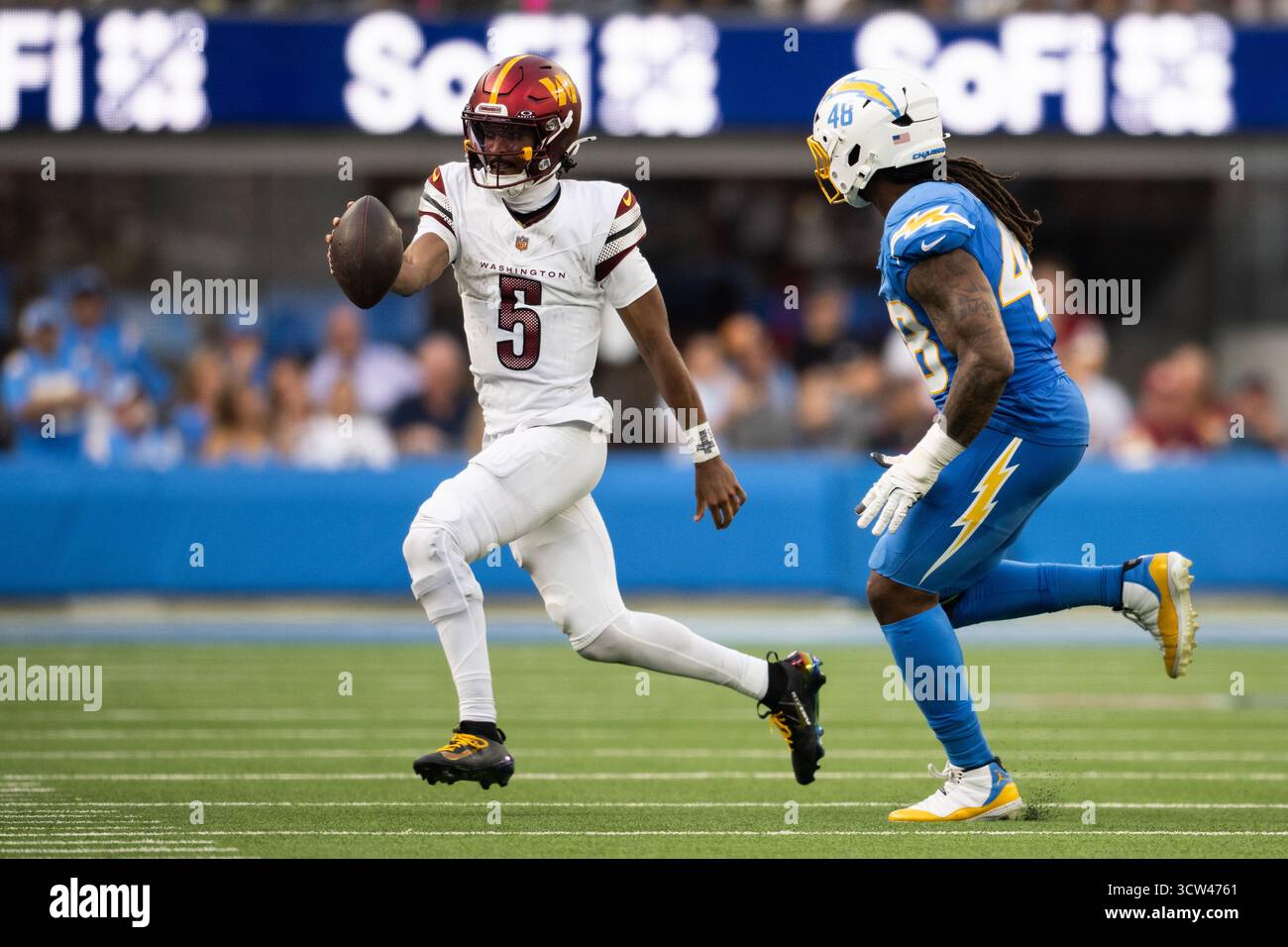 Washington Commanders quarterback Jayden Daniels (5) runs with the ball ...