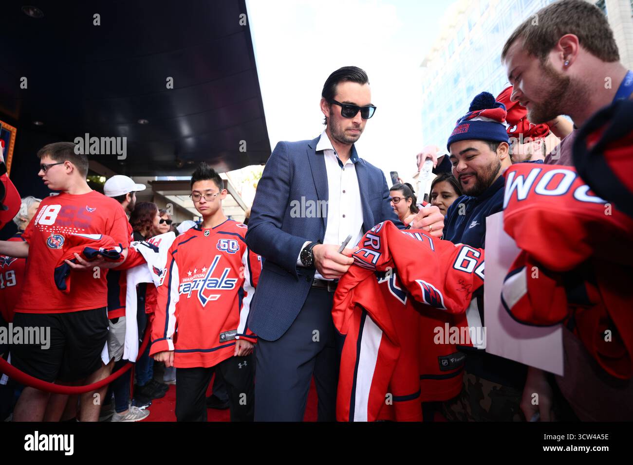 Washington Capitals goaltender Charlie Lindgren walks the red carpet ...