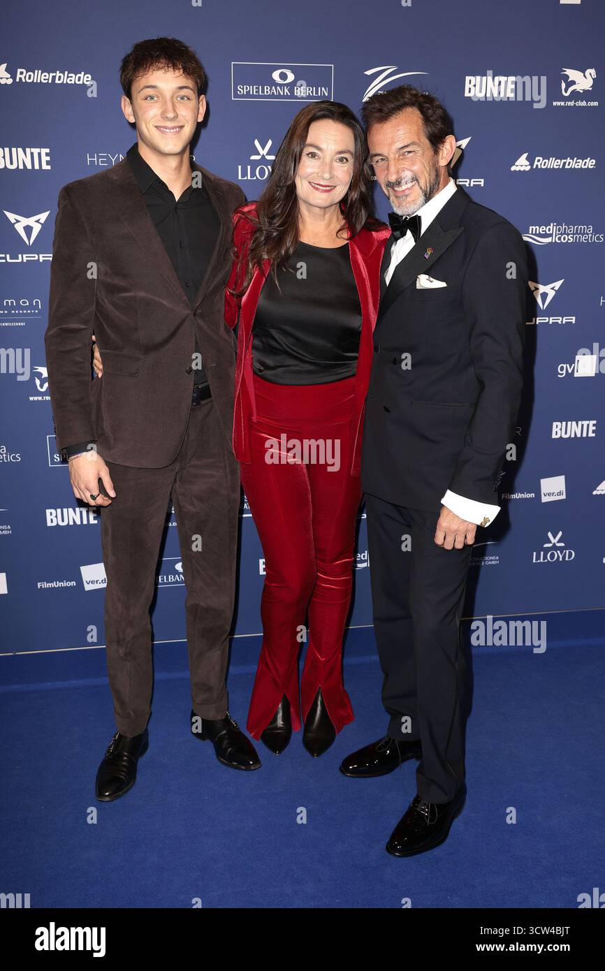 Callum Immanuel Meyer, Jacqueline Macaulay und Hans Werner Meyer attend ...