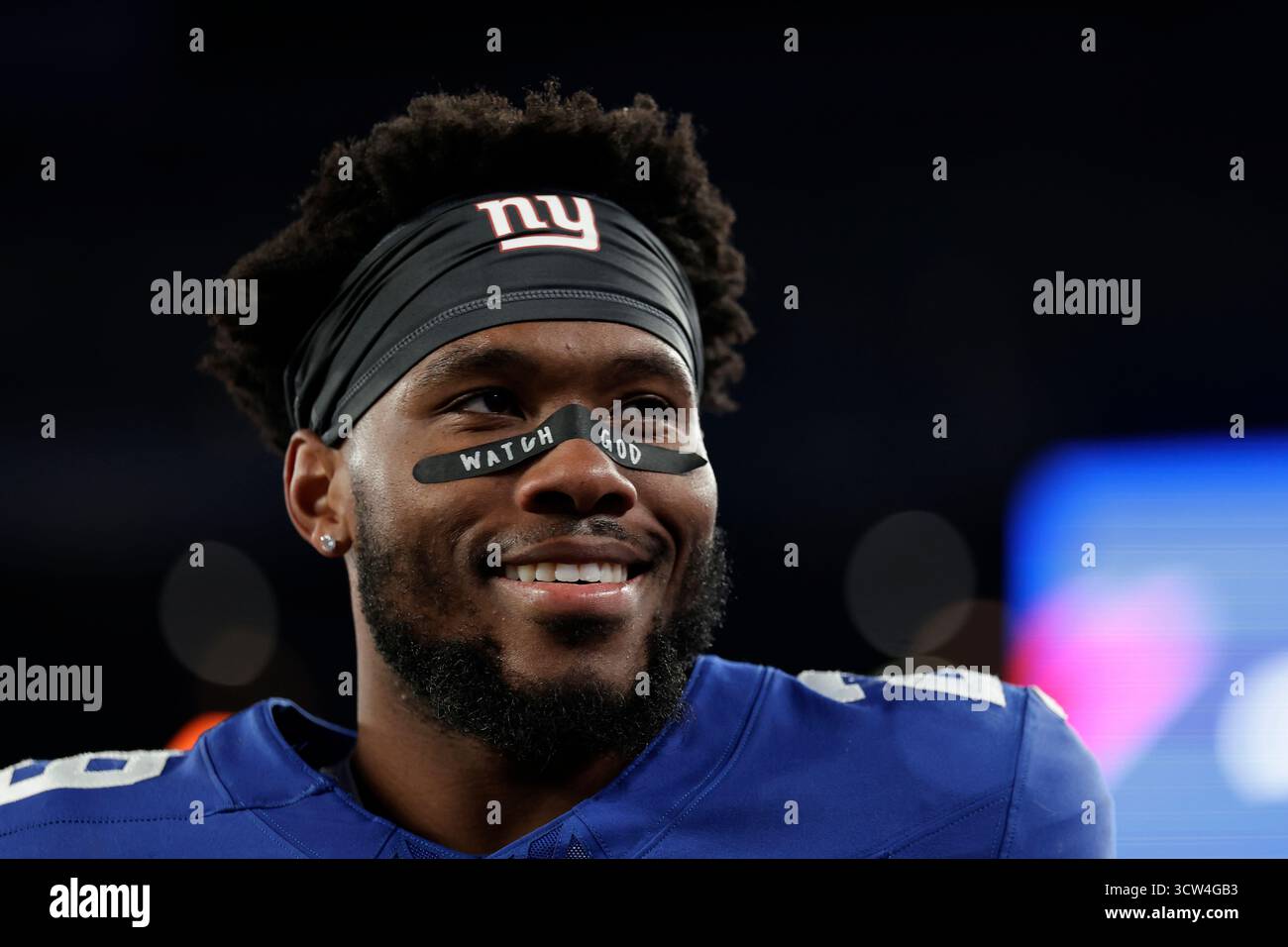 New York Giants running back Tyrone Tracy Jr. (29) warms up before an ...
