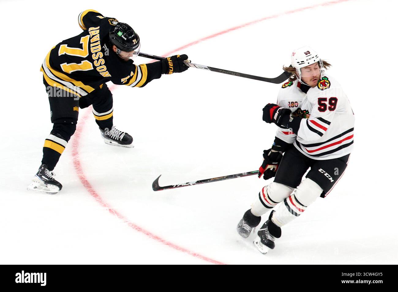 Chicago Blackhawks left wing Tyler Bertuzzi (59) gets a stick to the ...