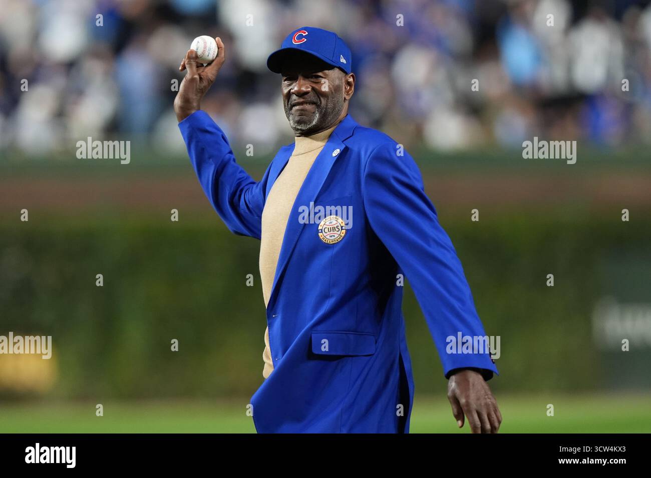 Chicago Cubs Hall of Fame pitcher Lee Smith throws the first pitch ...