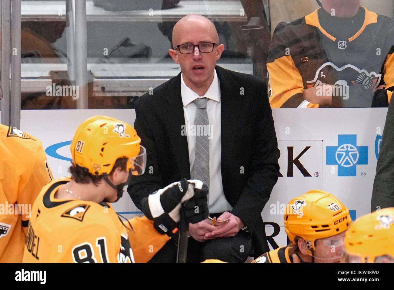 Pittsburgh Penguins head coach Dan Muse, center, gives instructions ...