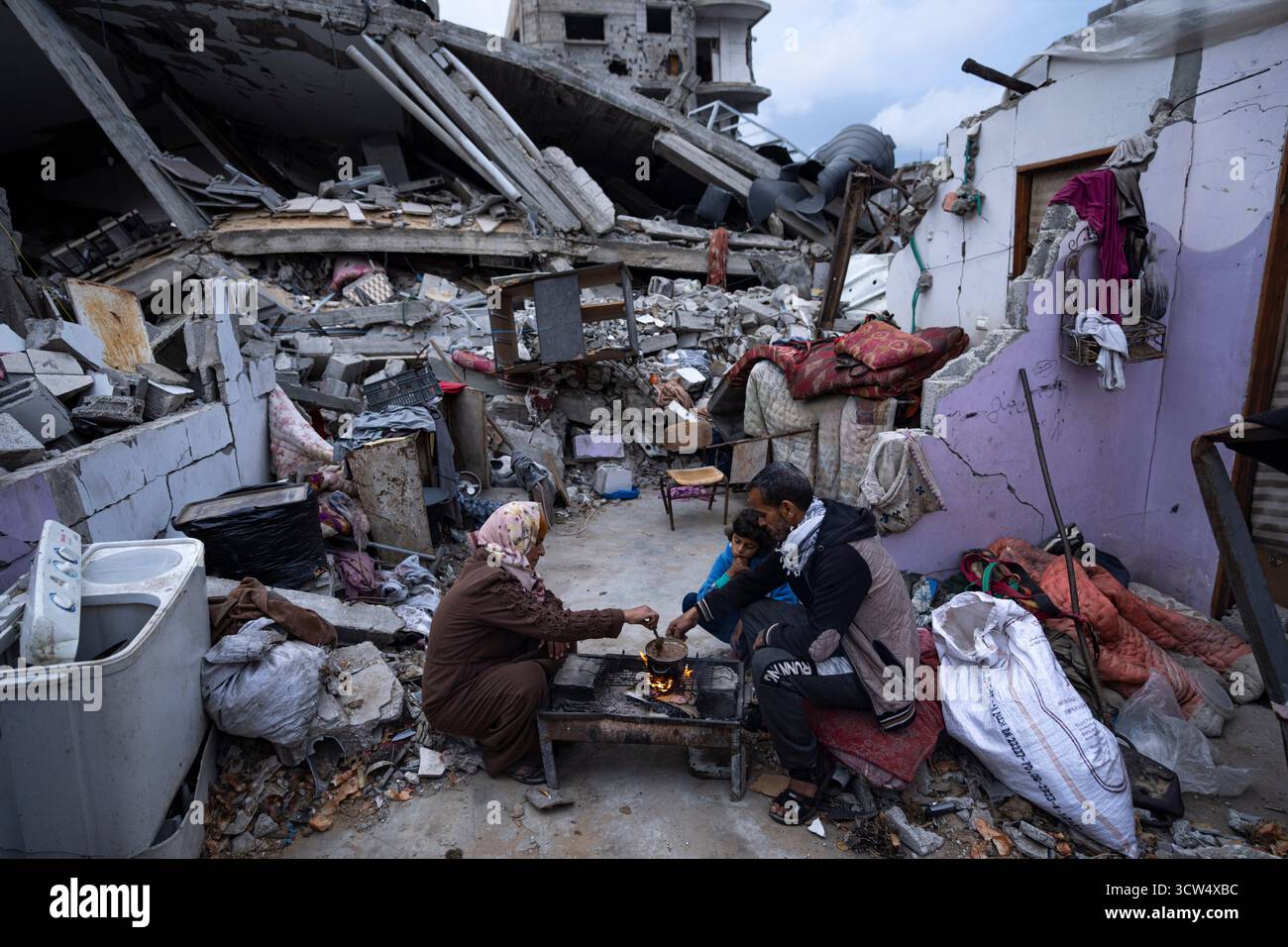 FILE.- Members of the Al-Rabaya family break their fast during the ...