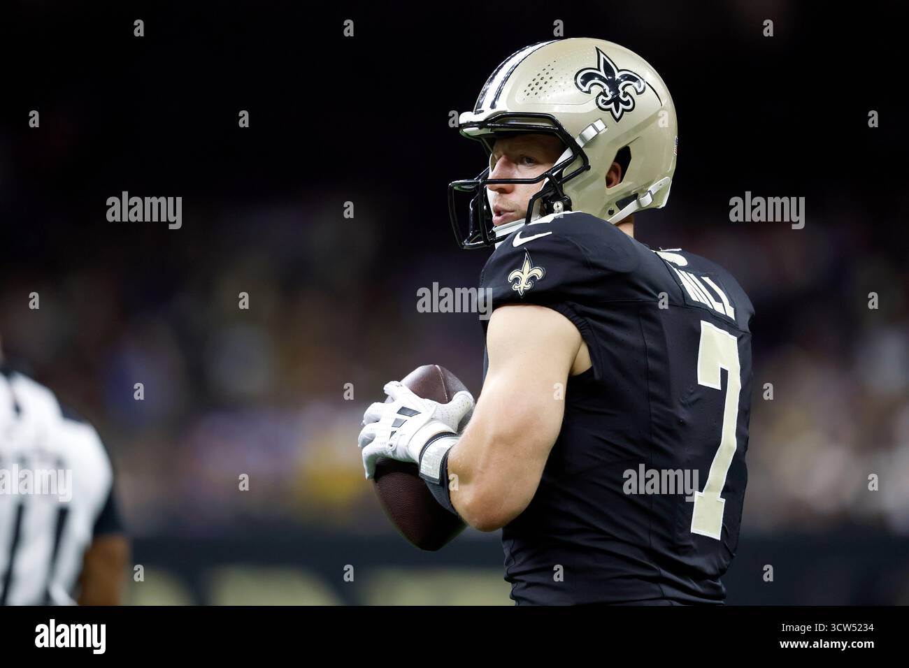 New Orleans Saints tight end Taysom Hill (7) waits for play to resume ...