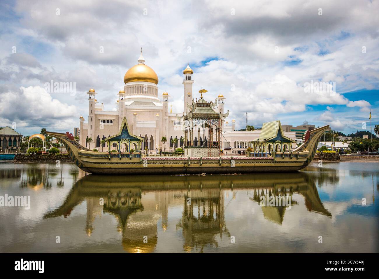 The Sultan Omar Ali Suifuddien Mosque in Bandar Seri Begawan, Brunei ...