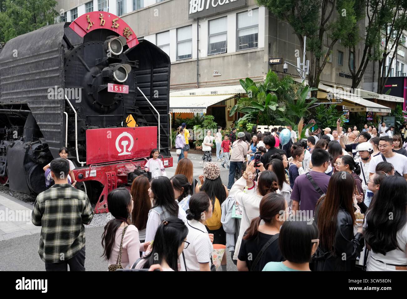**CHINESE MAINLAND, HONG KONG, MACAU AND TAIWAN OUT** Tourists flock to ...