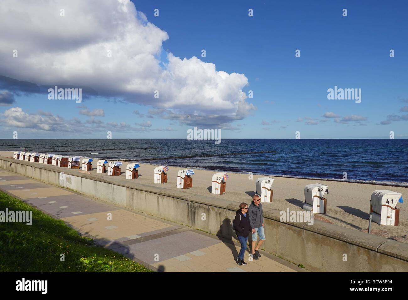 Am Strand von Kühlungsborn mit Strandkörbe und langer Strandpromenade ...