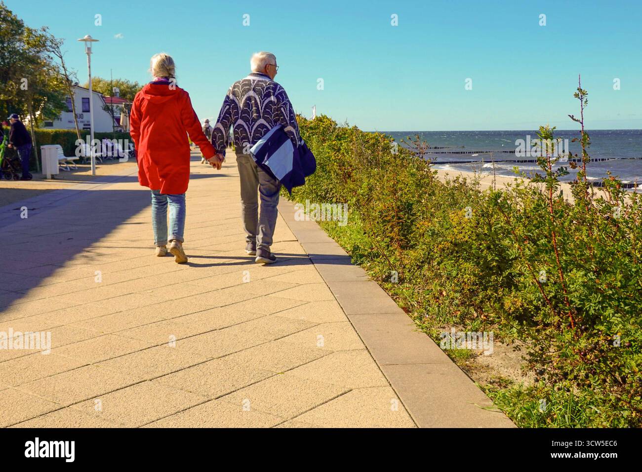 Älteres Ehepaar Hand in Hand - hier gesehen am Strand von Kühlungsborn ...