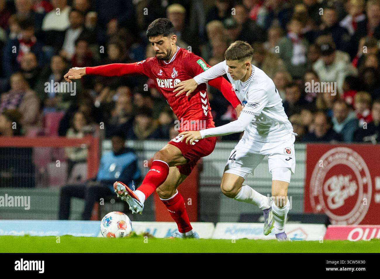 Cenk ?zkacar (1. FC K?ln, 39), Raphael Ott (Viktoria K?ln, 14) beim ...