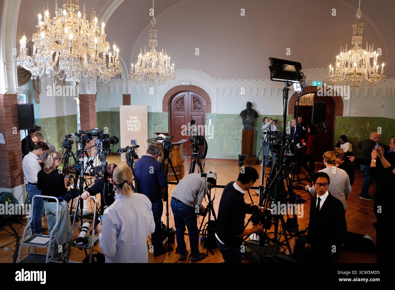 Journalists wait for the Nobel Committee's chairman, Jørgen Watne ...