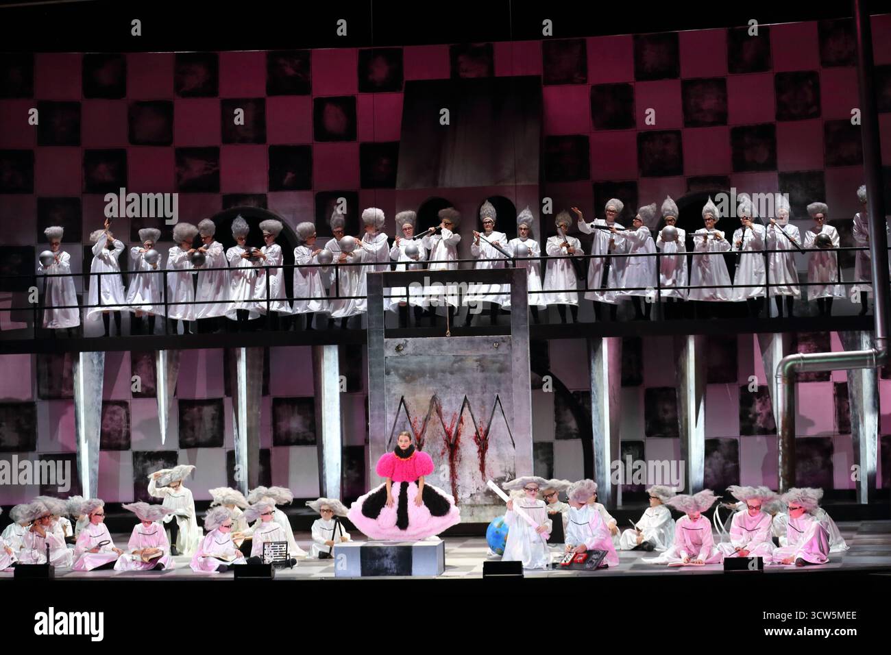 Milla Luisa Dell Anna als Prinzessin Scharada und Ensemble während der ...