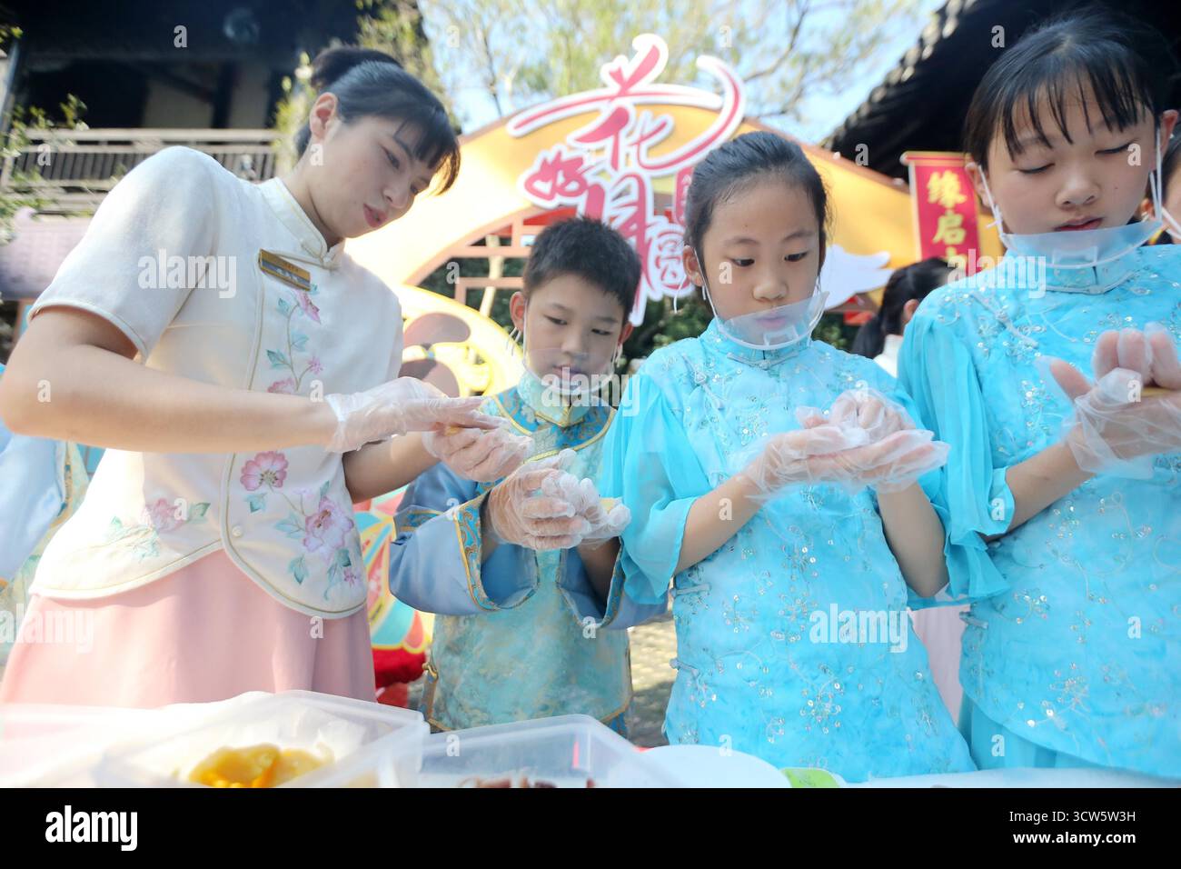 Children learn to make mooncakes in Yangzhou City, east China's Jiangsu ...