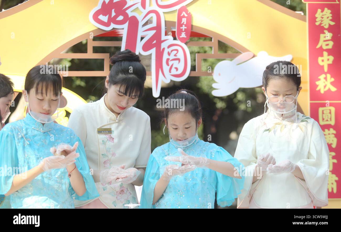 Children learn to make mooncakes in Yangzhou City, east China's Jiangsu ...