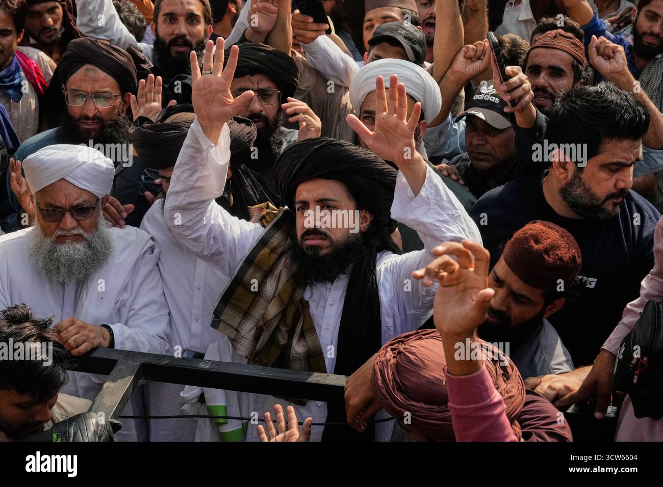 Hafiz Saad Hussain Rizvi, center, head of Islamist party 'Tehreek-e ...